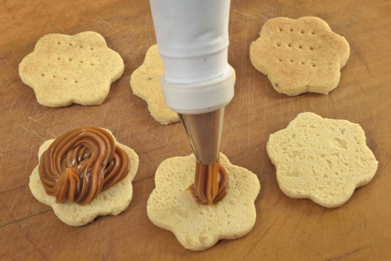 Alfajores: Delicious Peruvian Cookie with Manjar Blanco - Eat Peru