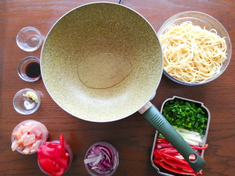 Tallarin Saltado Recipe - Peruvian Stir-Fried Noodles - Eat Peru