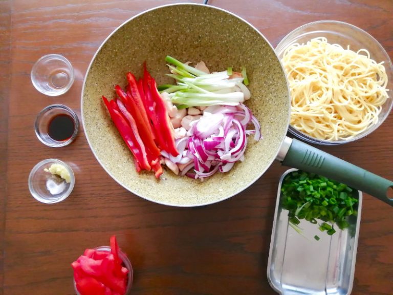 Tallarin Saltado Recipe - Peruvian Stir-Fried Noodles - Eat Peru