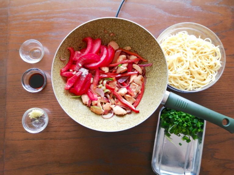 Tallarin Saltado Recipe - Peruvian Stir-Fried Noodles - Eat Peru