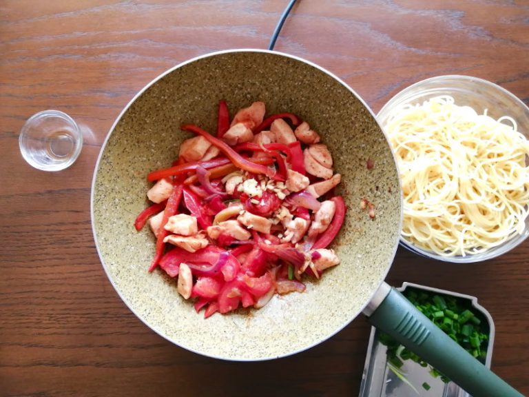 Tallarin Saltado Recipe - Peruvian Stir-Fried Noodles - Eat Peru