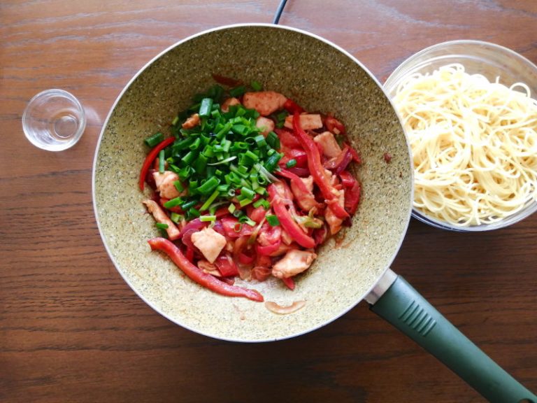 Tallarin Saltado Recipe - Peruvian Stir-Fried Noodles - Eat Peru