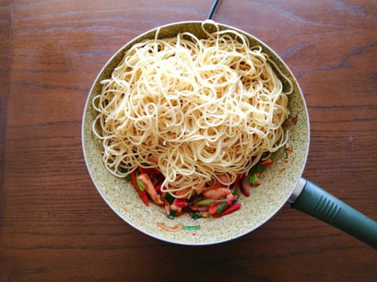 Tallarin Saltado Recipe - Peruvian Stir-Fried Noodles - Eat Peru